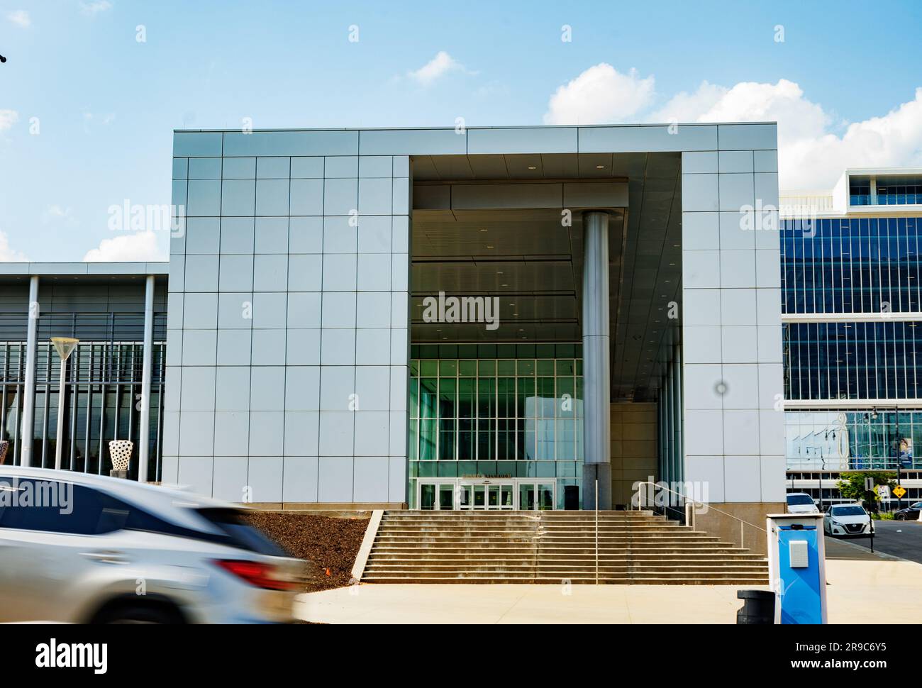 Building across from the Kaufmann Center for Performing Arts Stock ...