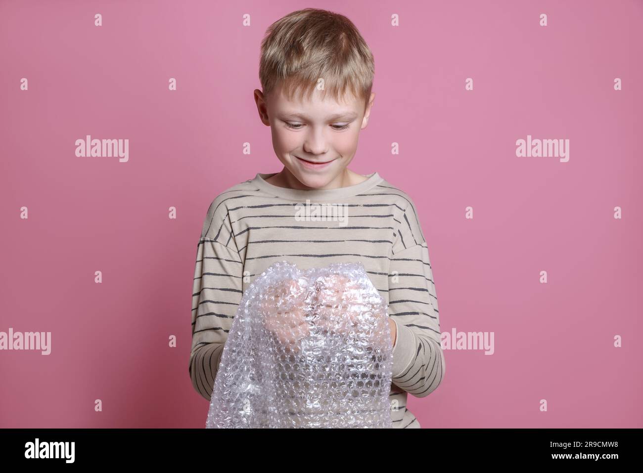 Boy bubble wrap hi-res stock photography and images - Alamy