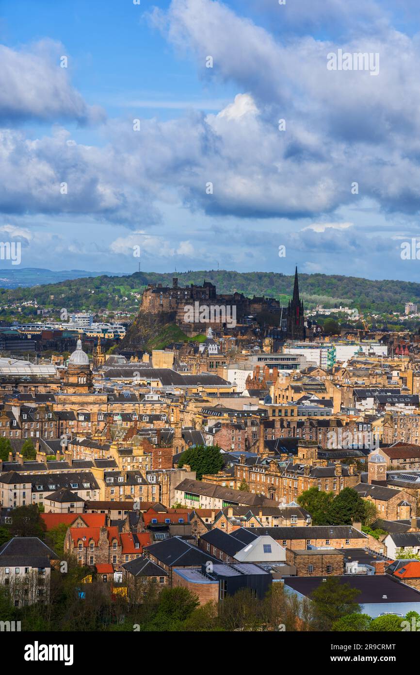 Edinburgh cityscape with the Old Town and Edinburgh Castle, Scotland ...
