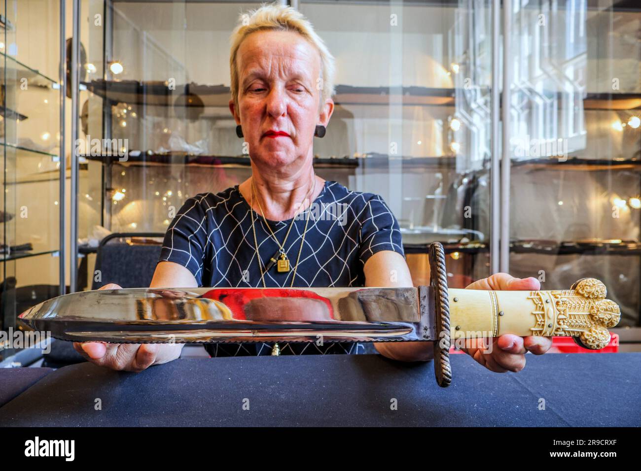 London, UK. 26th June, 2023. An exceptional hunting Dagger of ...