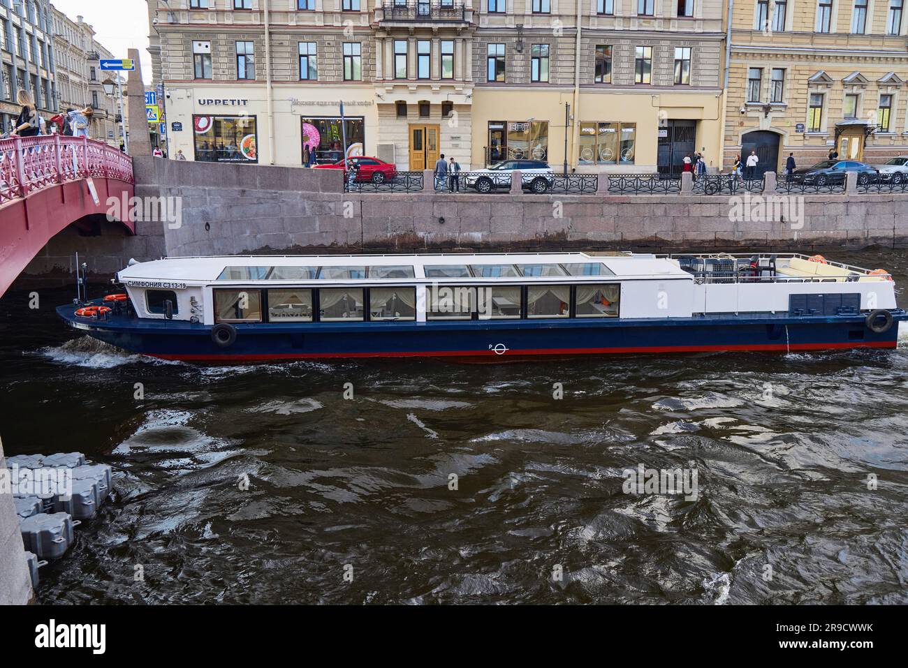 Tourist boat in the river in the city Stock Photo - Alamy