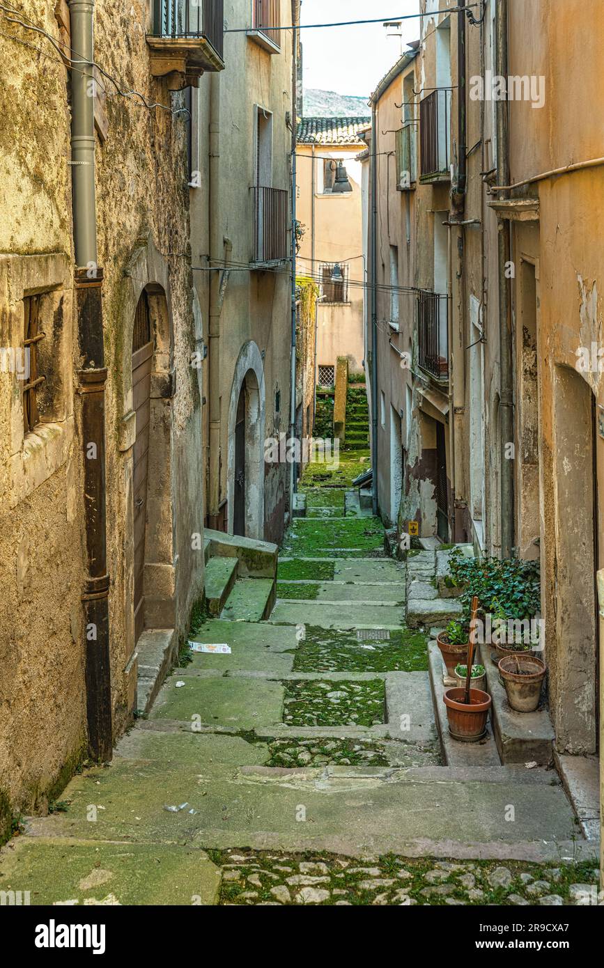 Glimpses of alleys, stairways, arcades, decorations, arches and houses ...