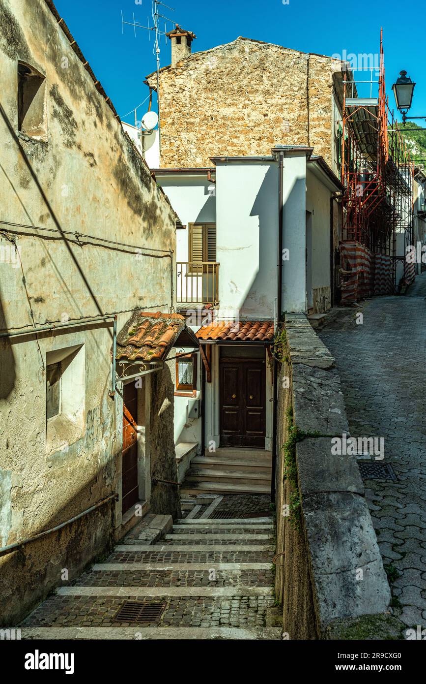 Glimpses of alleys, stairways, arcades, decorations, arches and houses ...