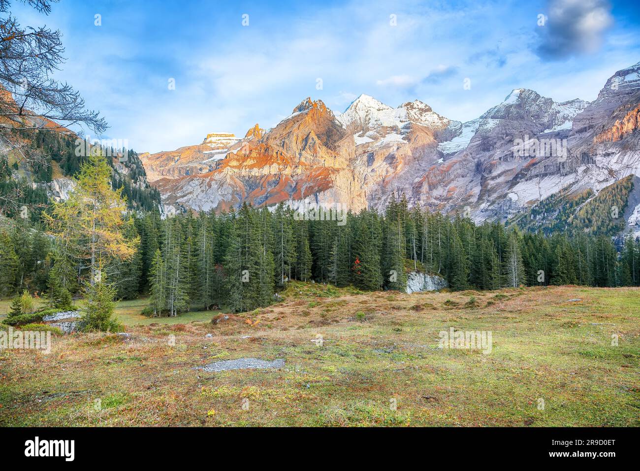 Spectacular autumn view of Oeschinen valley and Bluemlisalp summit ...
