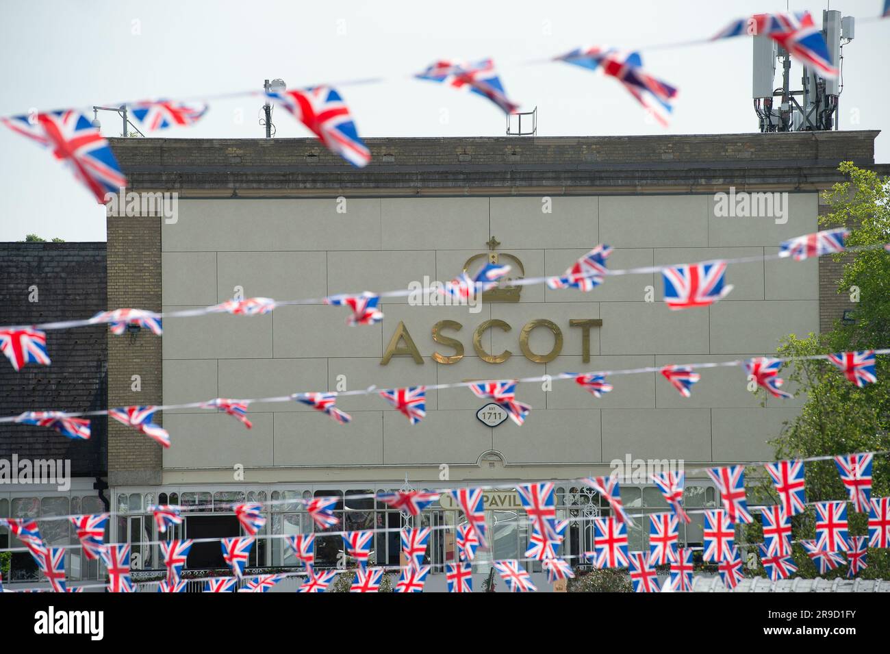 Ascot, Berkshire, UK. 23rd June, 2023. Union Jack flags flutter in the ...