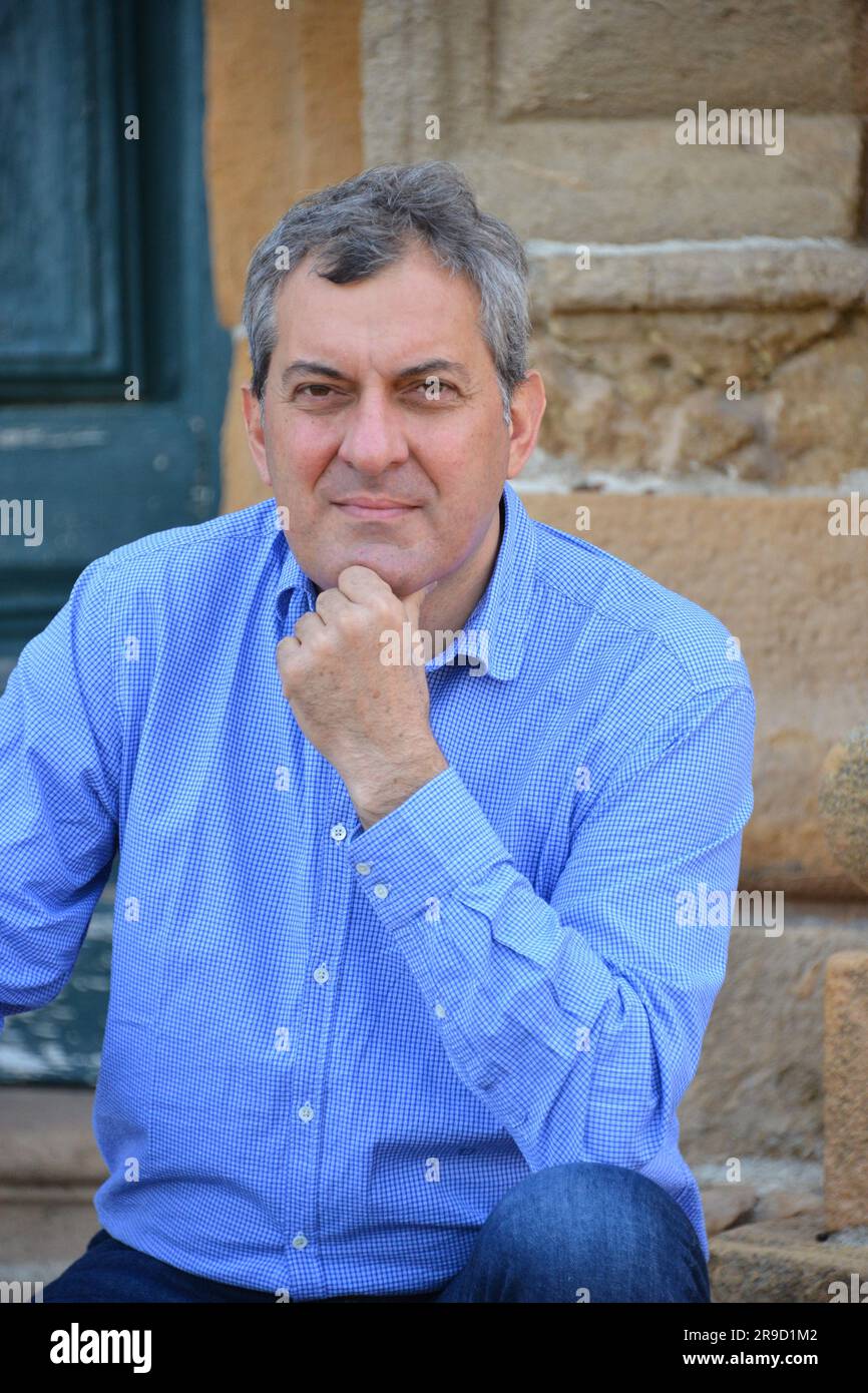 Posato esclusivo rilascia intervista hi-res stock photography and ...