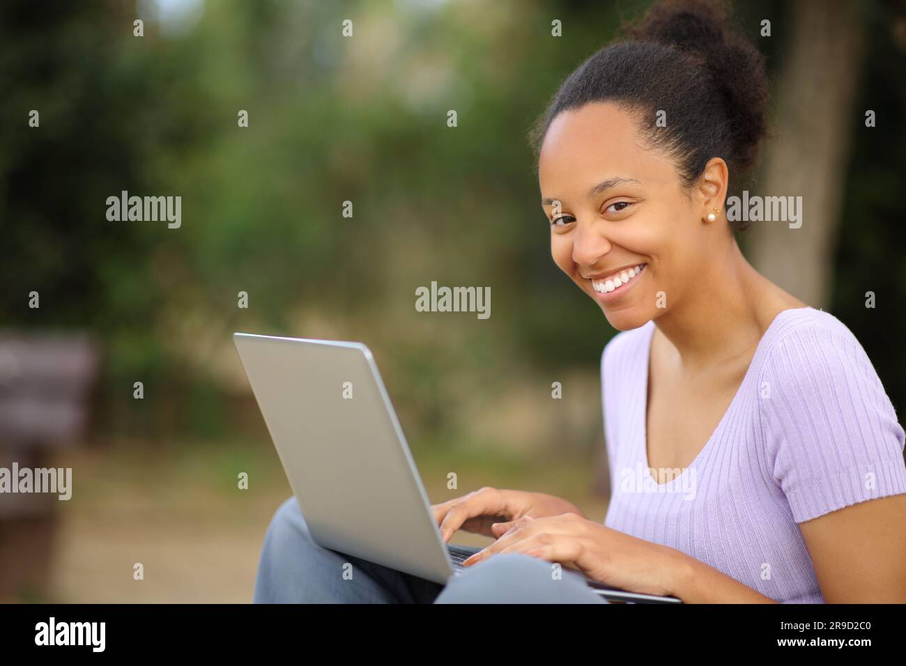 Black girl student using laptop hi-res stock photography and images - Alamy