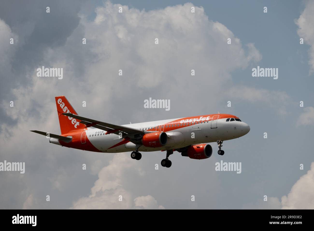 Easyjet Airbus A320-214 landing at Birmingham Airport, UK (G-EZUW Stock ...