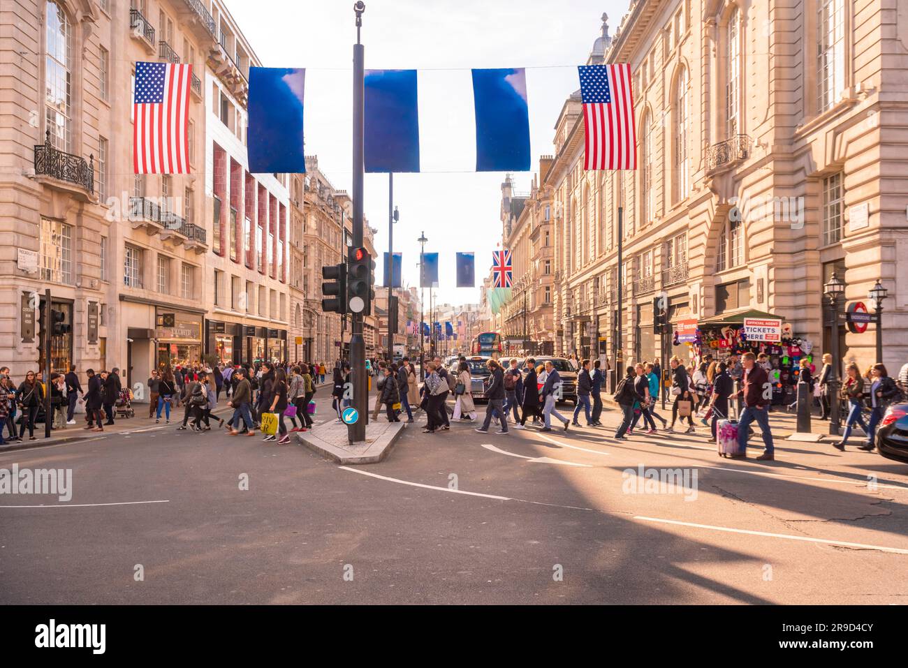 Piccadilly street, regent street at Piccadilly circus with crowds Stock Photo - Alamy