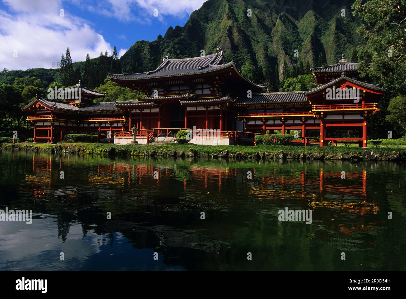 The Byodo-In Temple in the Valley of the Temples on the island of Oahu ...