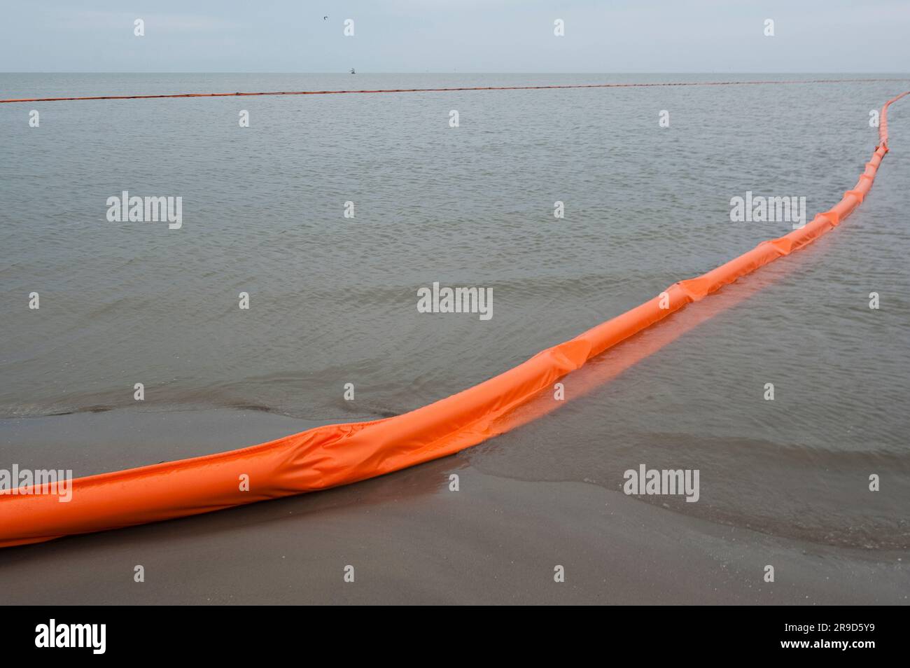 Oil spill containment boom hi-res stock photography and images - Alamy