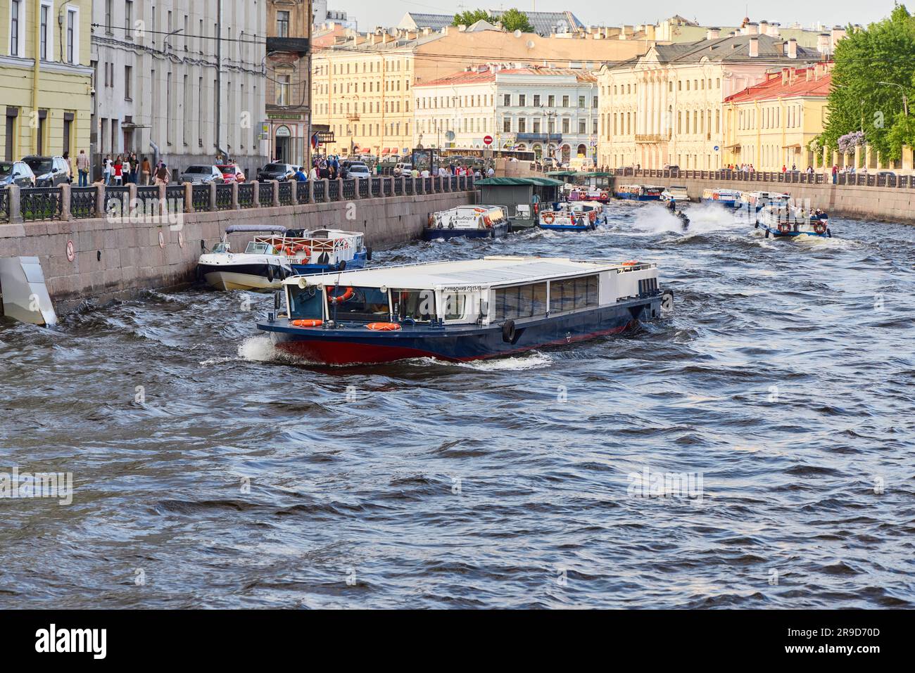 Tourist boat in the river in the city Stock Photo - Alamy