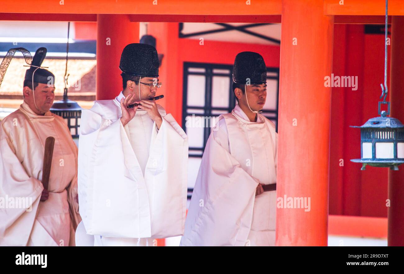 Morning ritual at the Itsukushima shrine Stock Photo - Alamy