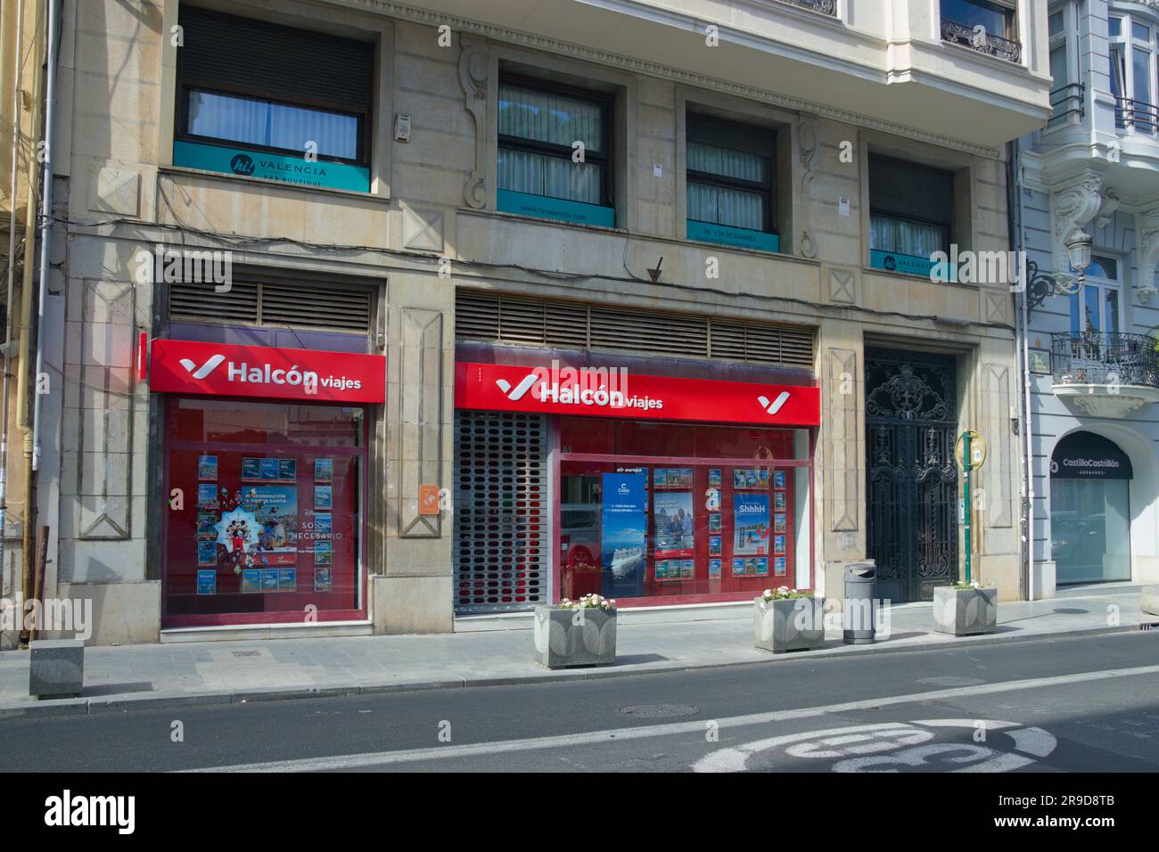 Close-up of the commercial ground floor occupied by a Halcon Viajes ...