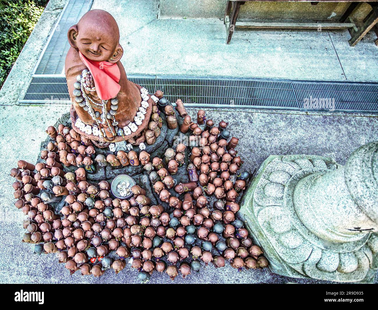 Crowd of gnomes hi-res stock photography and images - Alamy