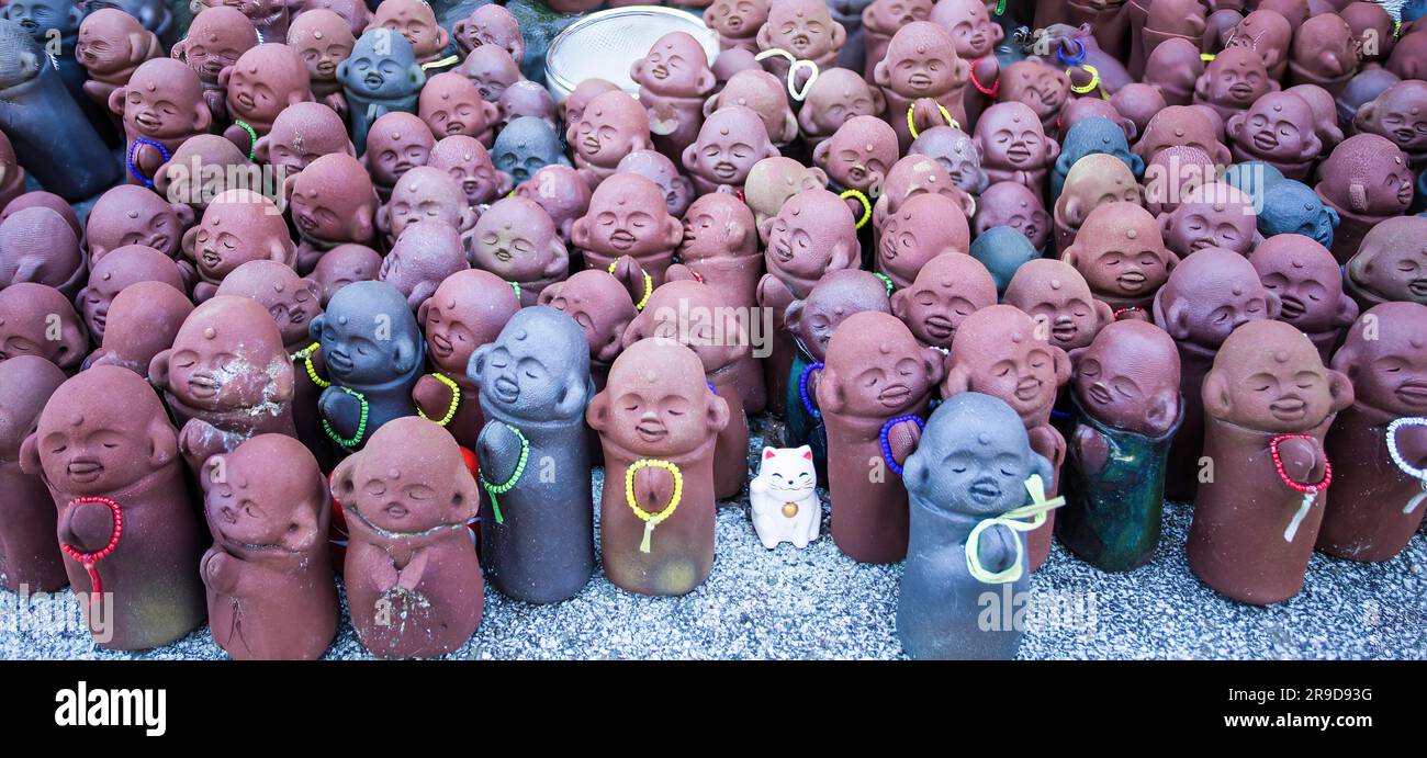 Crowd of gnomes hi-res stock photography and images - Alamy