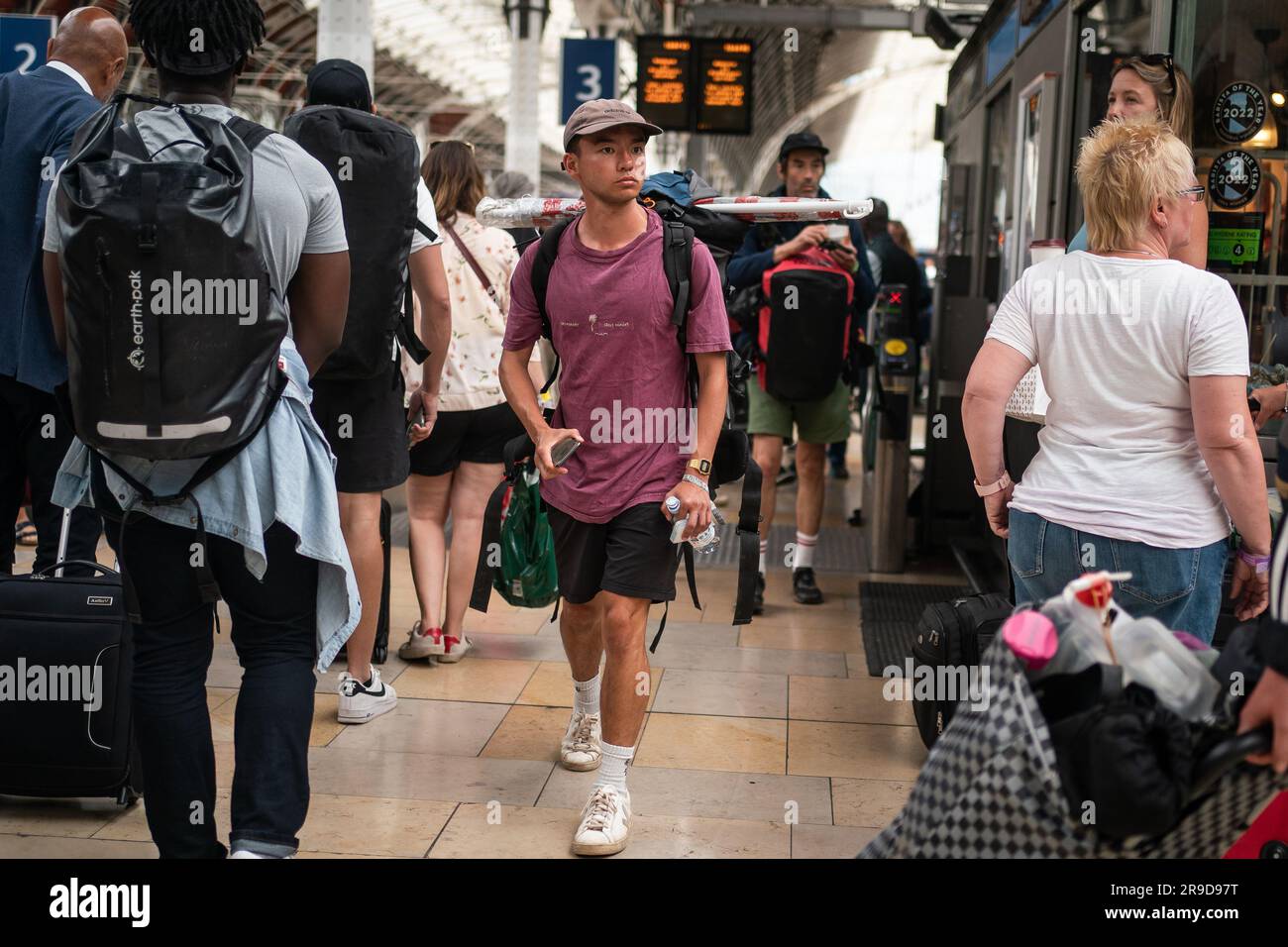 Glastonbury festivalgoers arrive back at Paddington Station, London ...