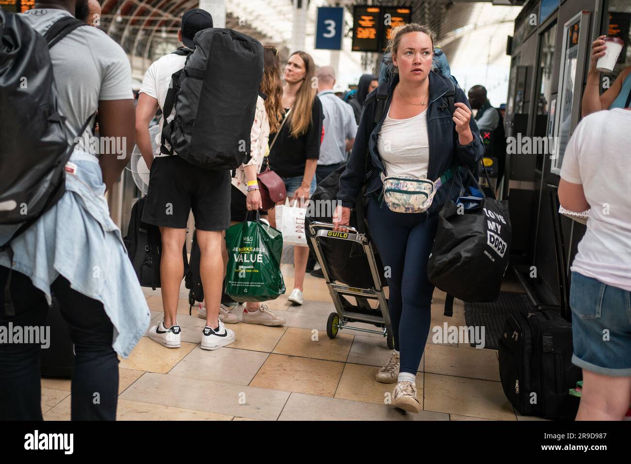 Glastonbury festivalgoers arrive back at Paddington Station, London ...