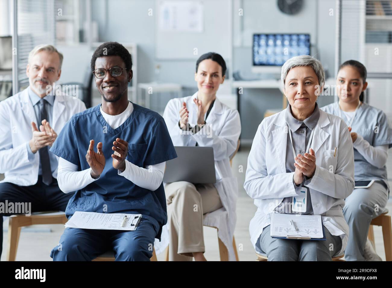 Hands clapping in general hi-res stock photography and images - Alamy