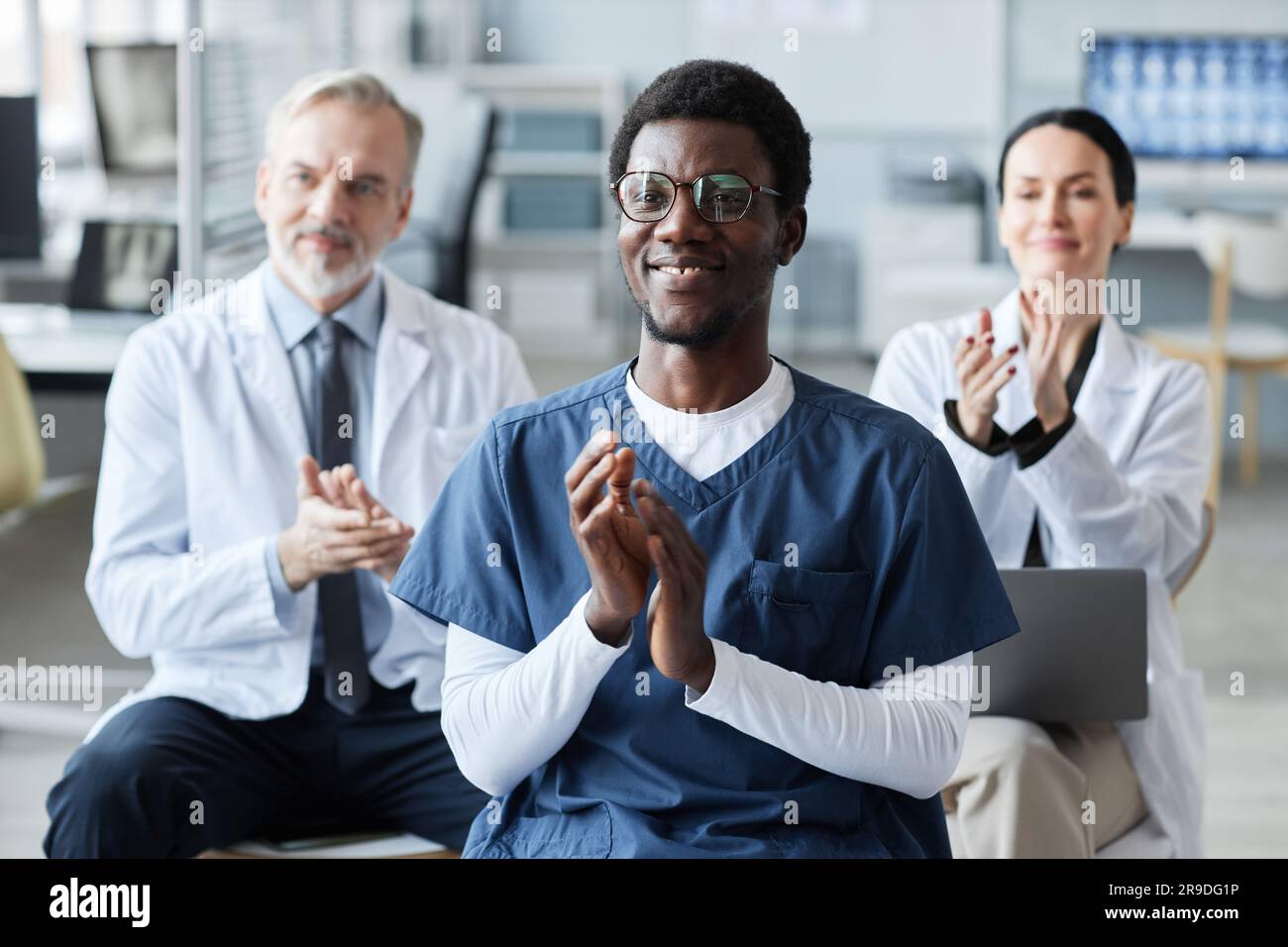 Hands clapping in general hi-res stock photography and images - Alamy
