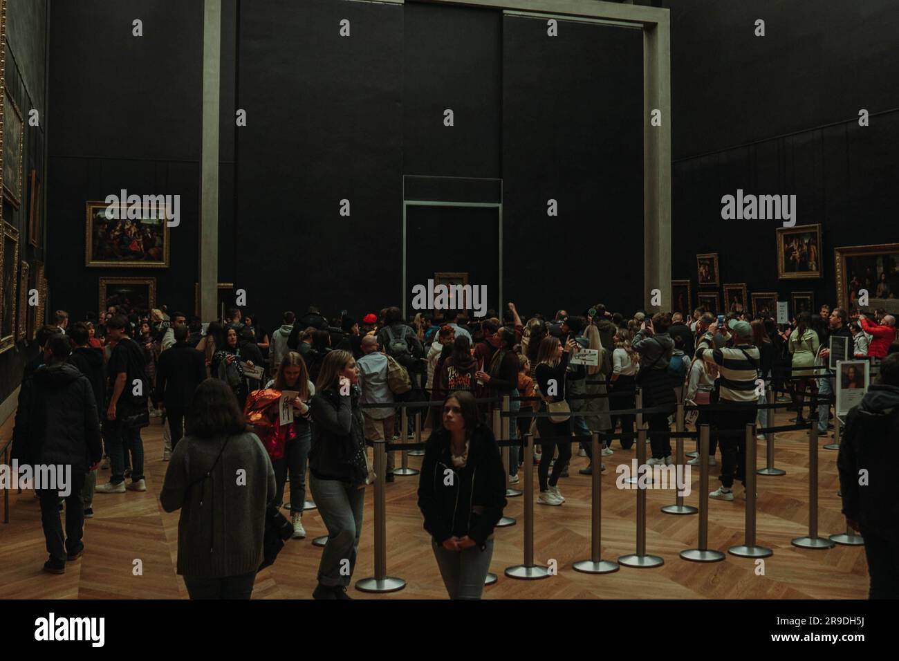 Crowds explore iconic louvre museum hi-res stock photography and images ...