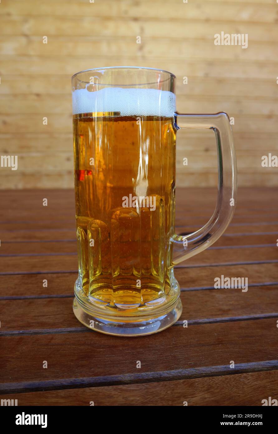 Draft beer cheers hi-res stock photography and images - Alamy