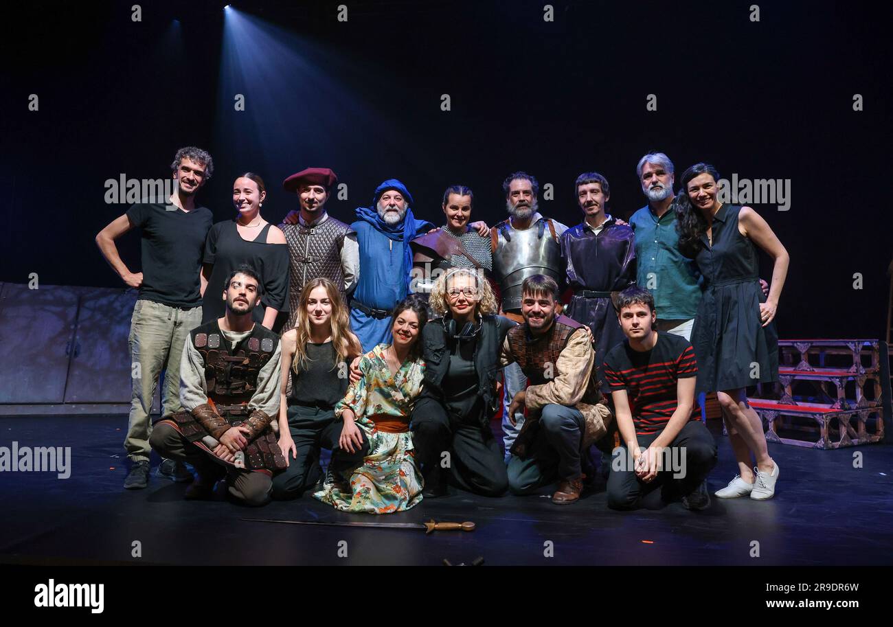 Family photo of the cast of the comedy 'La casa de los celos y selvas ...