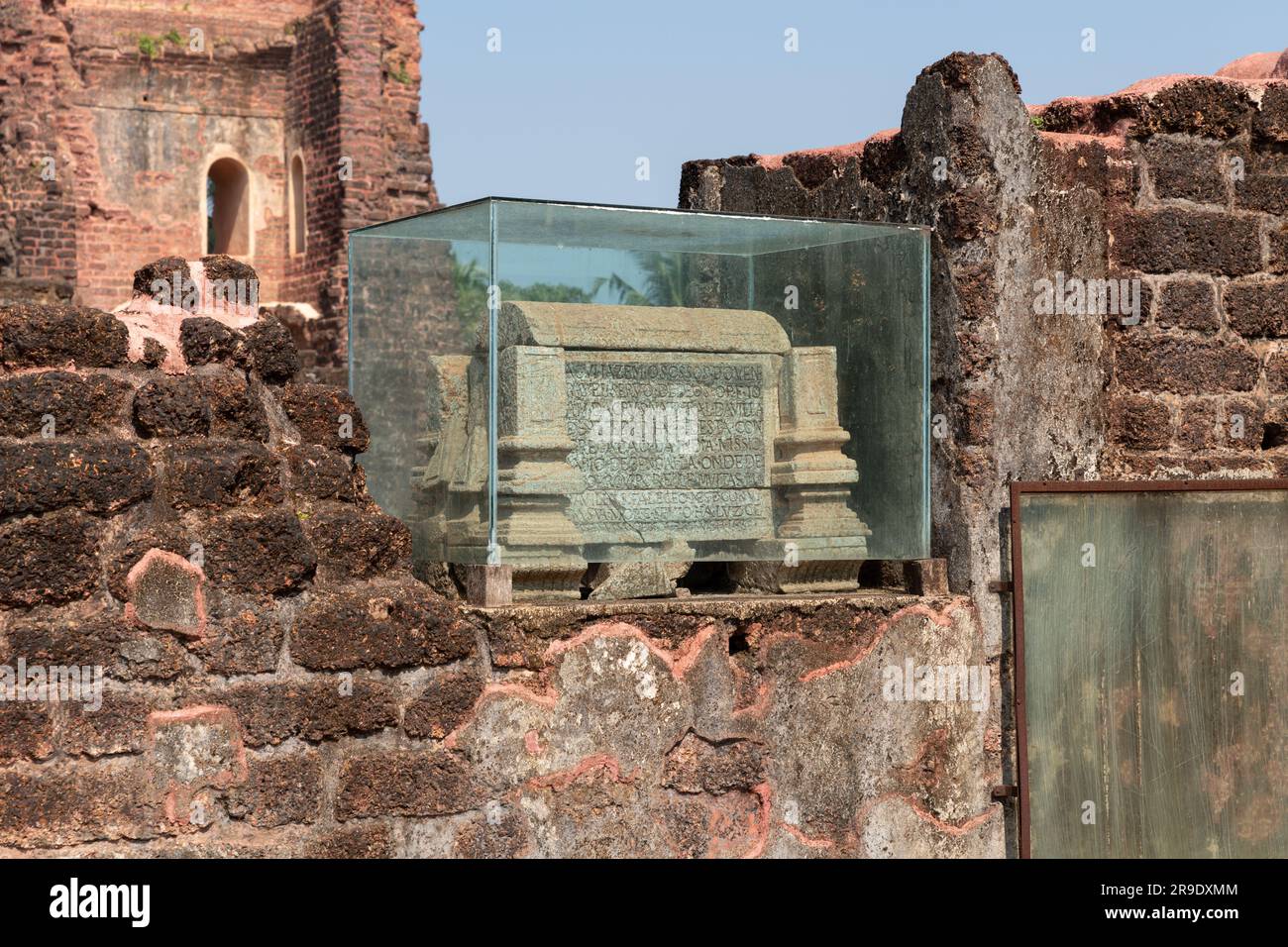 Case of the glass coffin hi-res stock photography and images - Alamy
