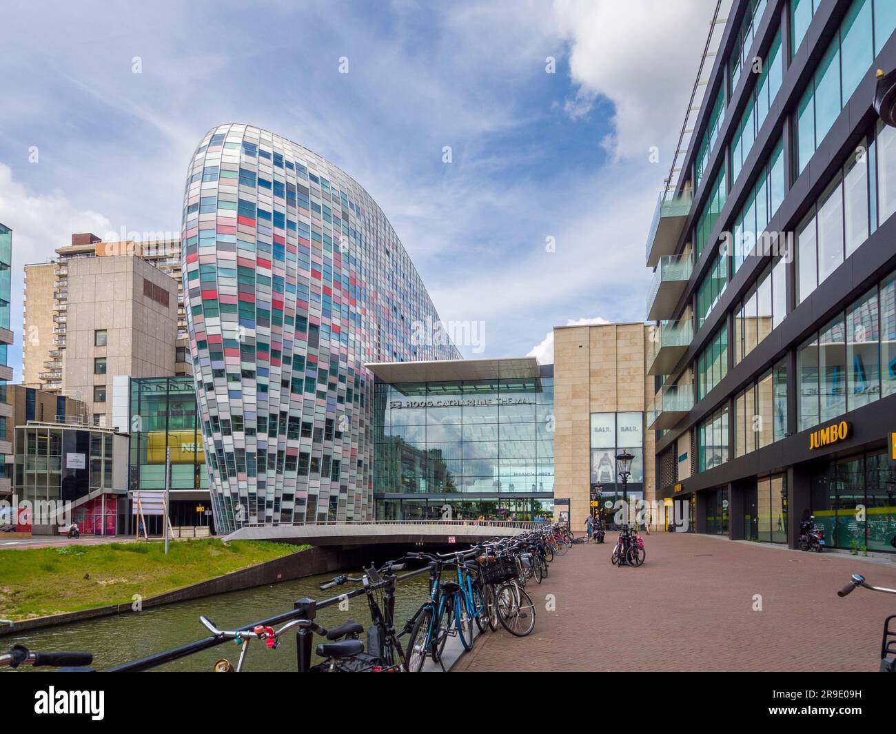 Hoog Catharijne shopping centre bridging the Stadsbuitengracht Canal in ...