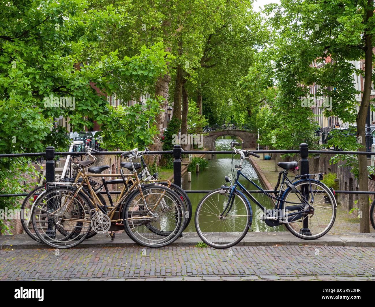 Bicycles on a bridge over the Nieuwegracht (New Canal) through the ...
