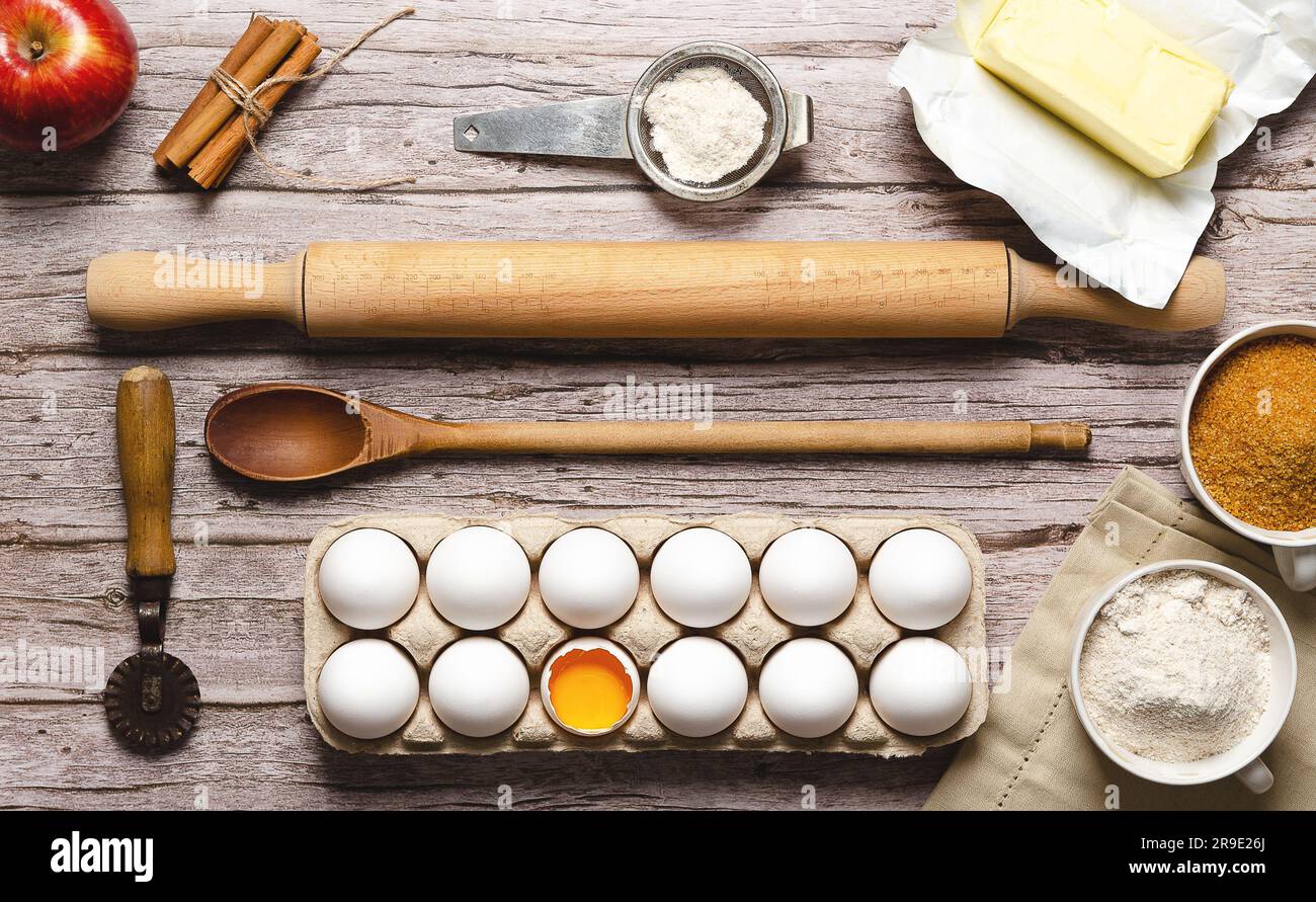 Ingredients for preparing an apple pie Stock Photo - Alamy