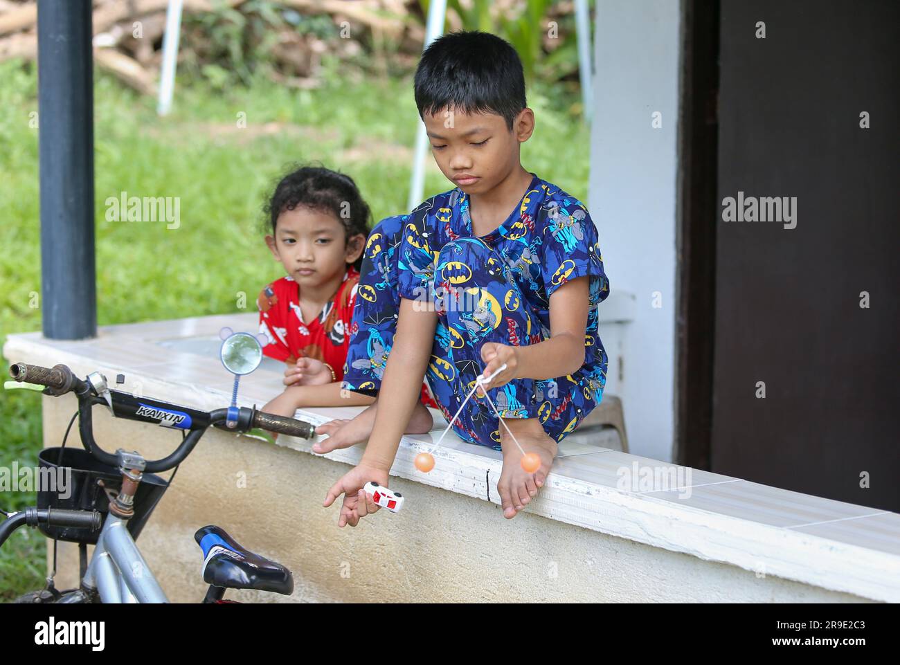 Children playing Lato Lato in Philippines, the trending toy that craze ...