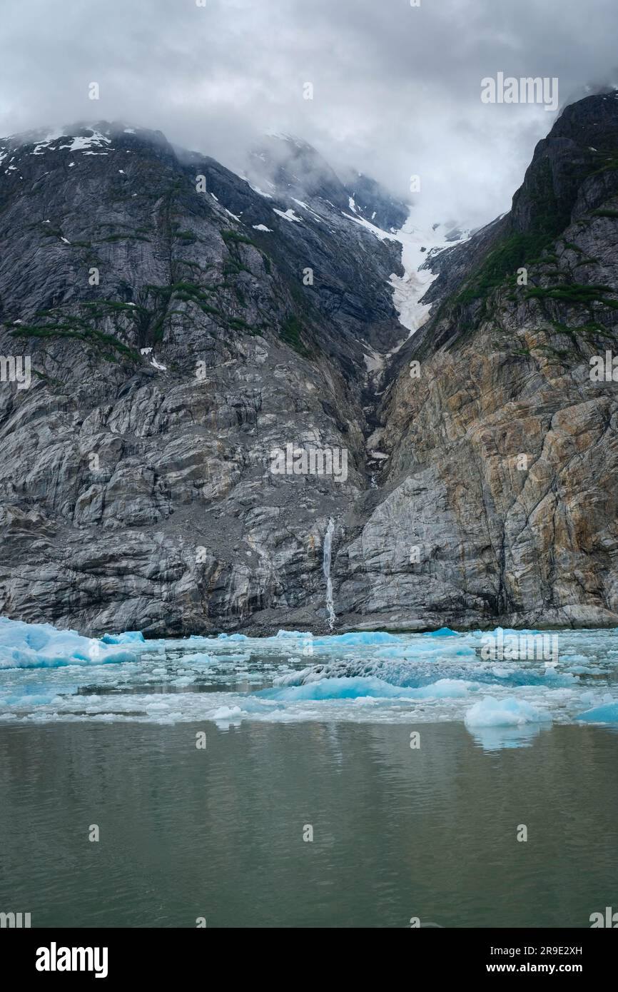Environmental damage from tourism hi-res stock photography and images ...
