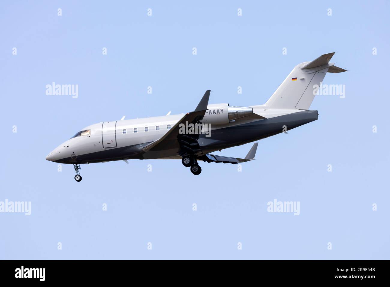 Air Independence Bombardier Challenger 604 (CL-600-2B16) (REG: D-AAAY ...