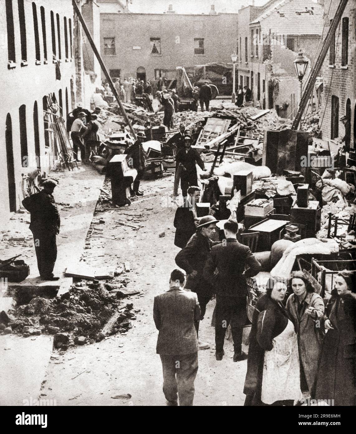 Homeless people in London searching for belongings after their homes ...