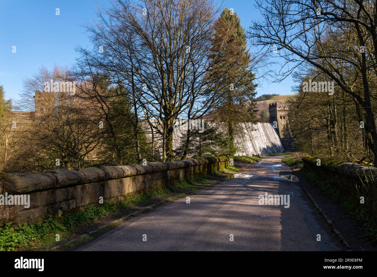 Path to Derwent Dam at Fairholmes in the Upper Derwent Valley, Peak ...