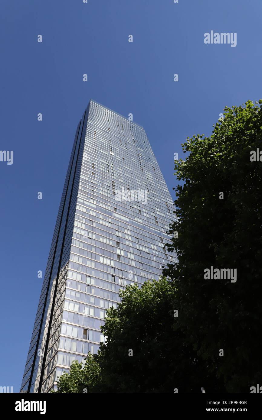 Landmark Pinnacle London Docklands July 2022 Stock Photo - Alamy