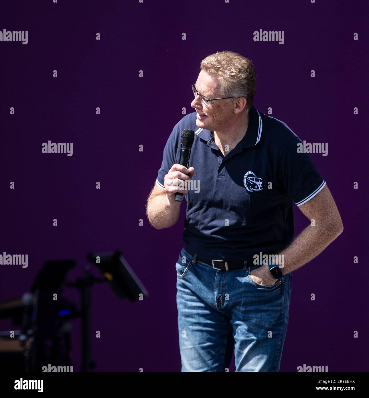 Carsten Intra von VW Nutzfahrzeuge auf der Bühne beim VW Bus Festival ...