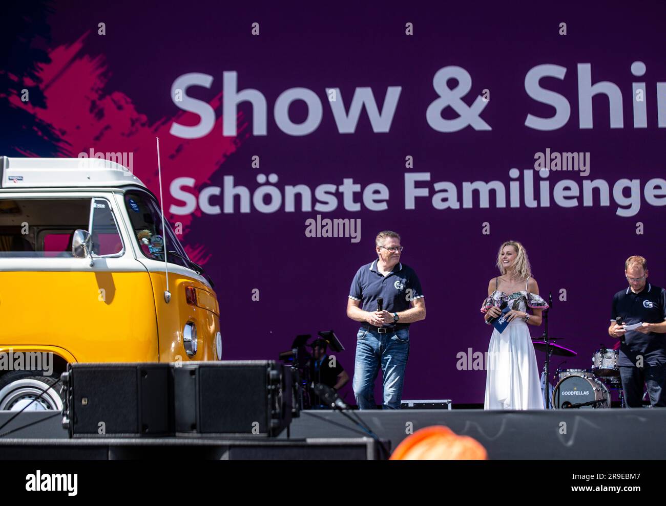 Carsten Intra und Miriam Höller auf der Bühne beim VW Bus Festival 2023 ...