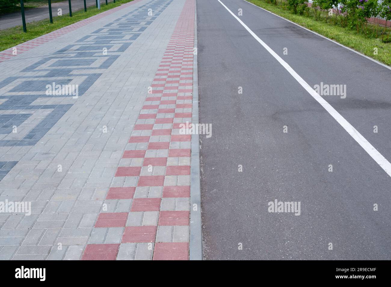 Pedestrian and bicycle paths go together vertically into the distance ...