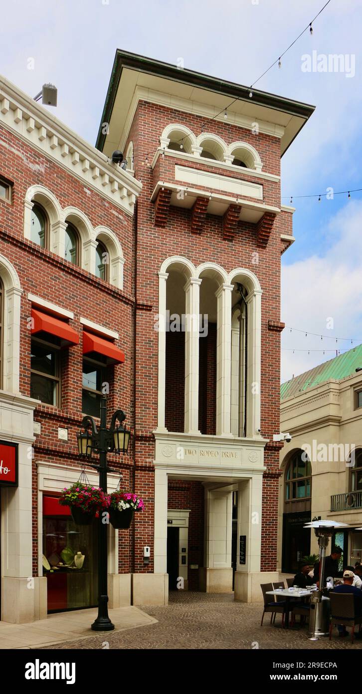 The Gateway To Rodeo Drive Outdoor Shopping Plaza Two Rodeo Drive Los