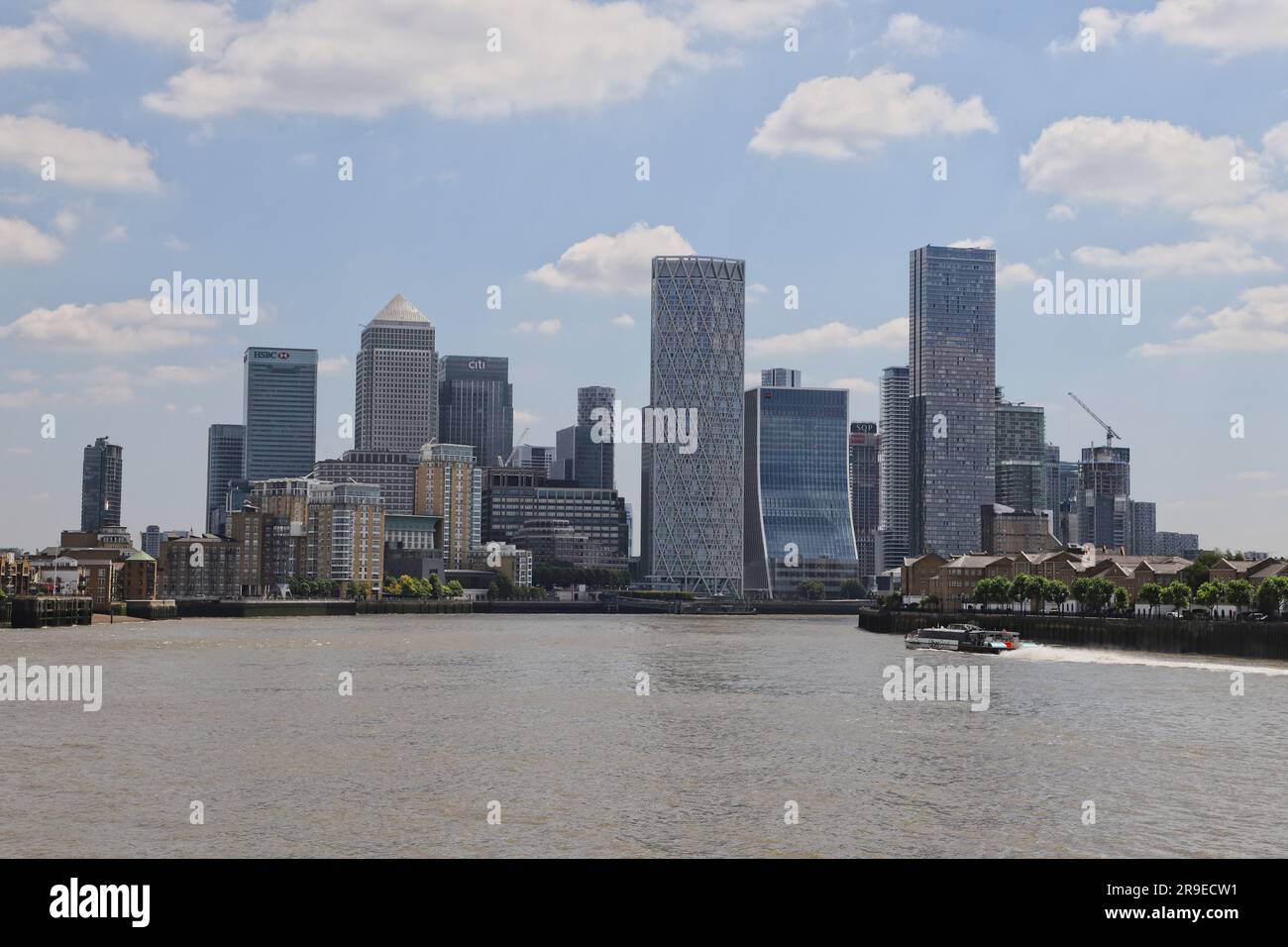 London skyline west facing hi-res stock photography and images - Alamy