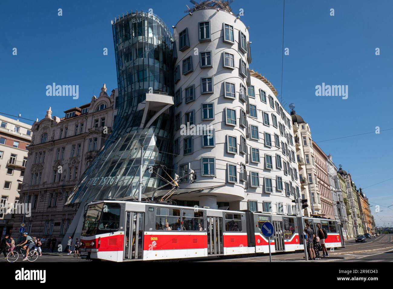 Fred ginger gehry prague milunic hi-res stock photography and images ...