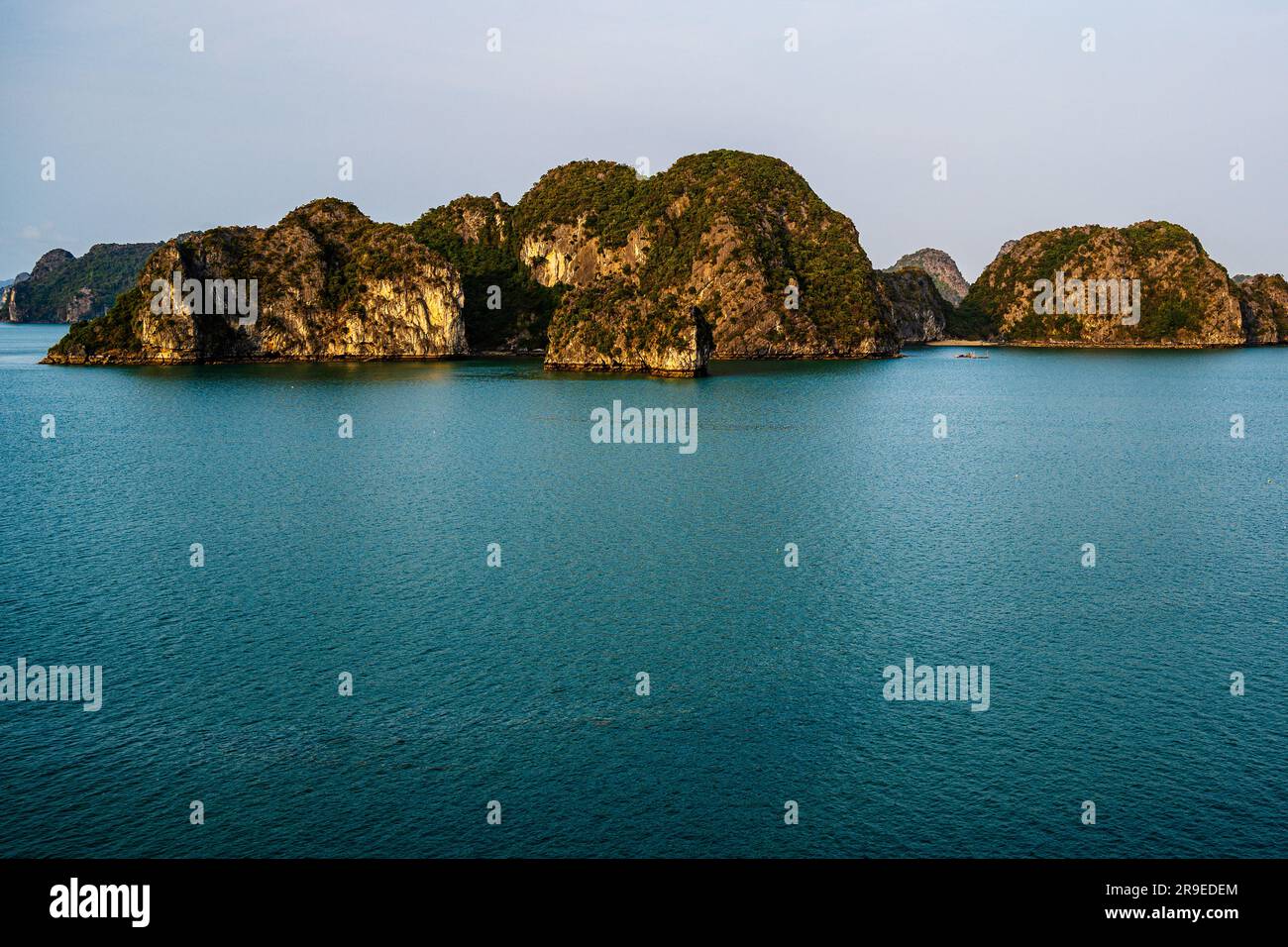 Ha long bay photo hi-res stock photography and images - Alamy