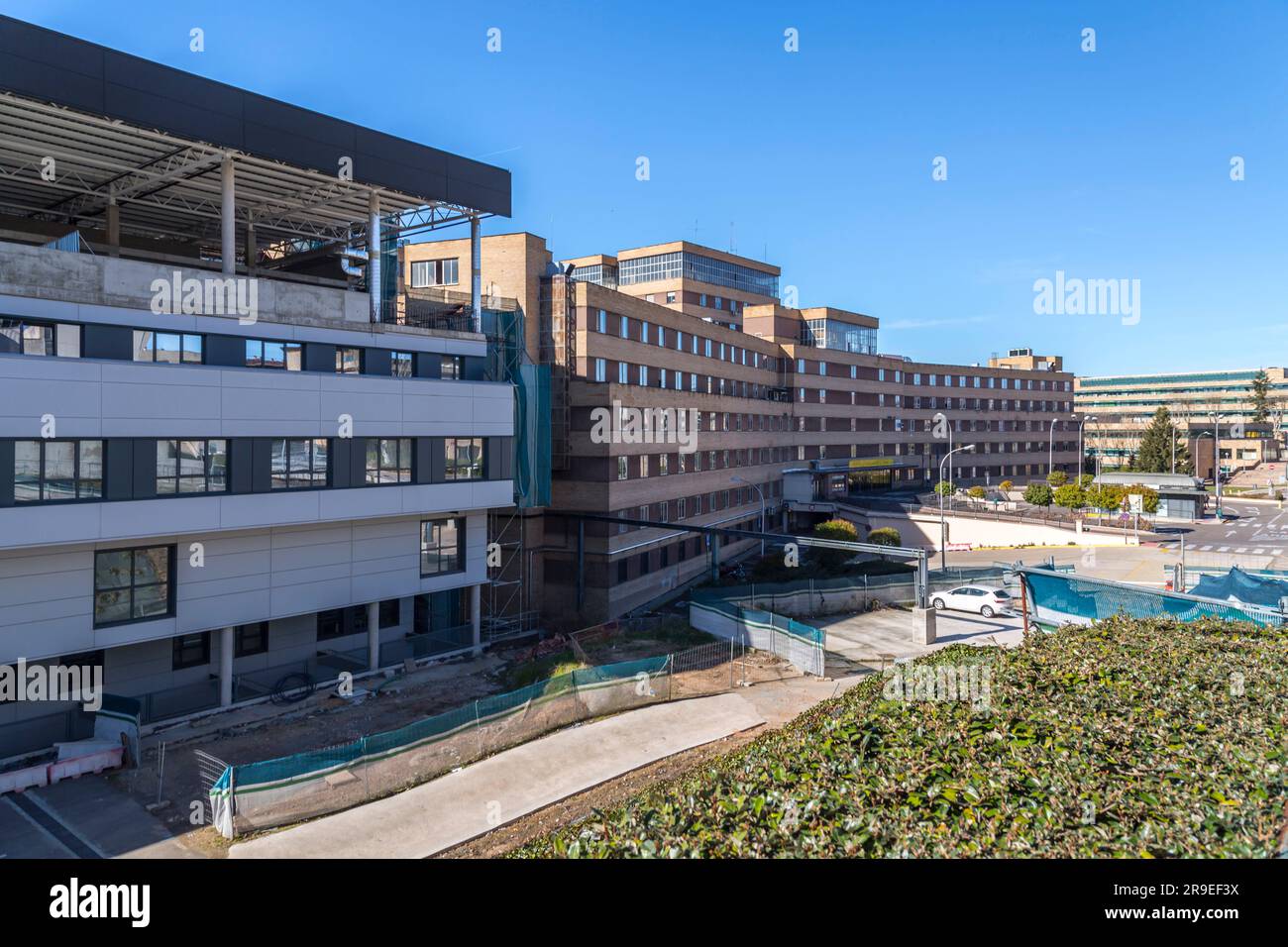 Modern hospital exterior spain hi-res stock photography and images - Alamy