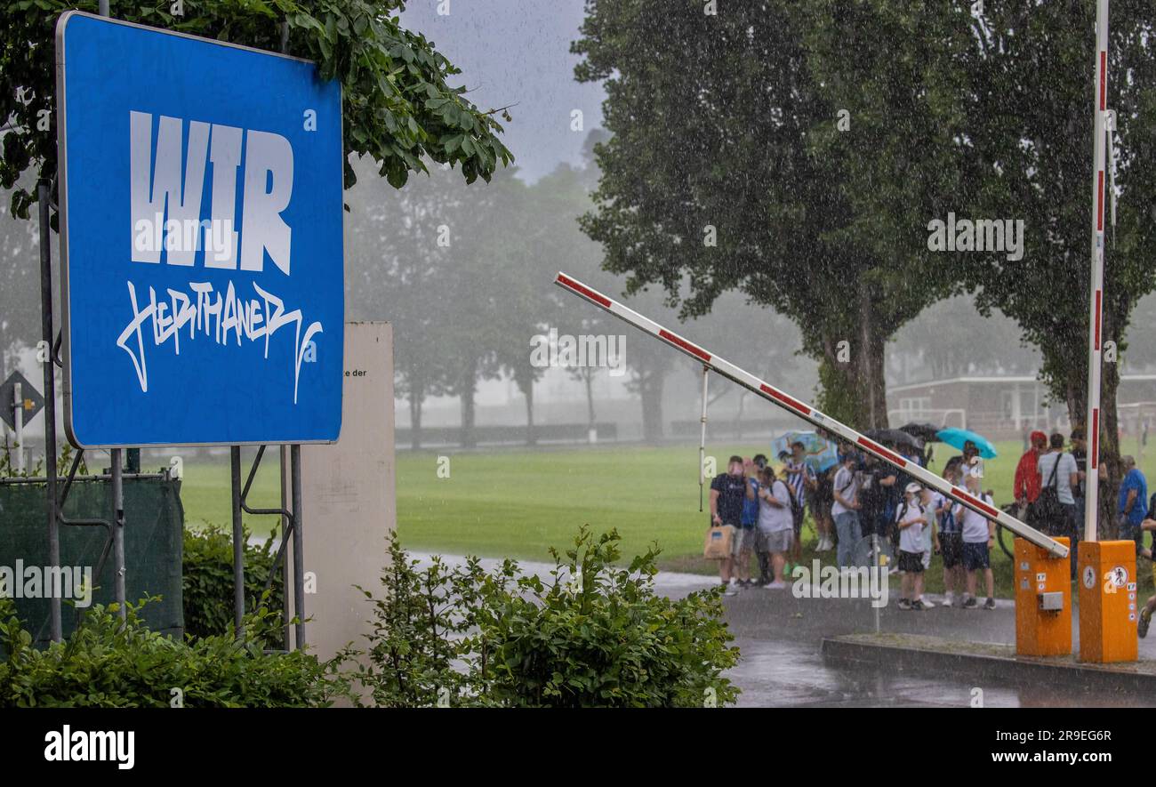 Rain sequence hi-res stock photography and images - Alamy