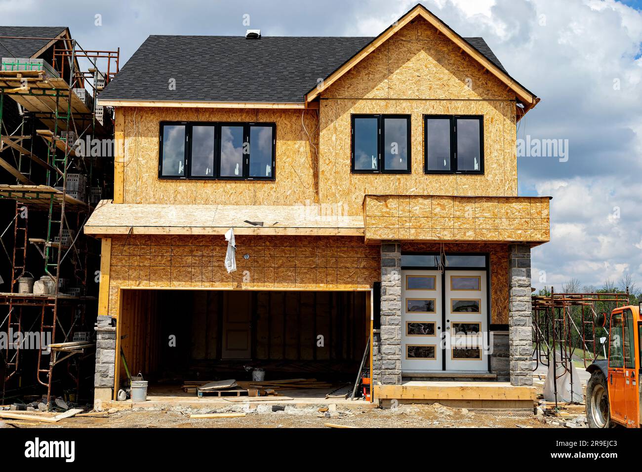 Incomplete building construction hi-res stock photography and images ...