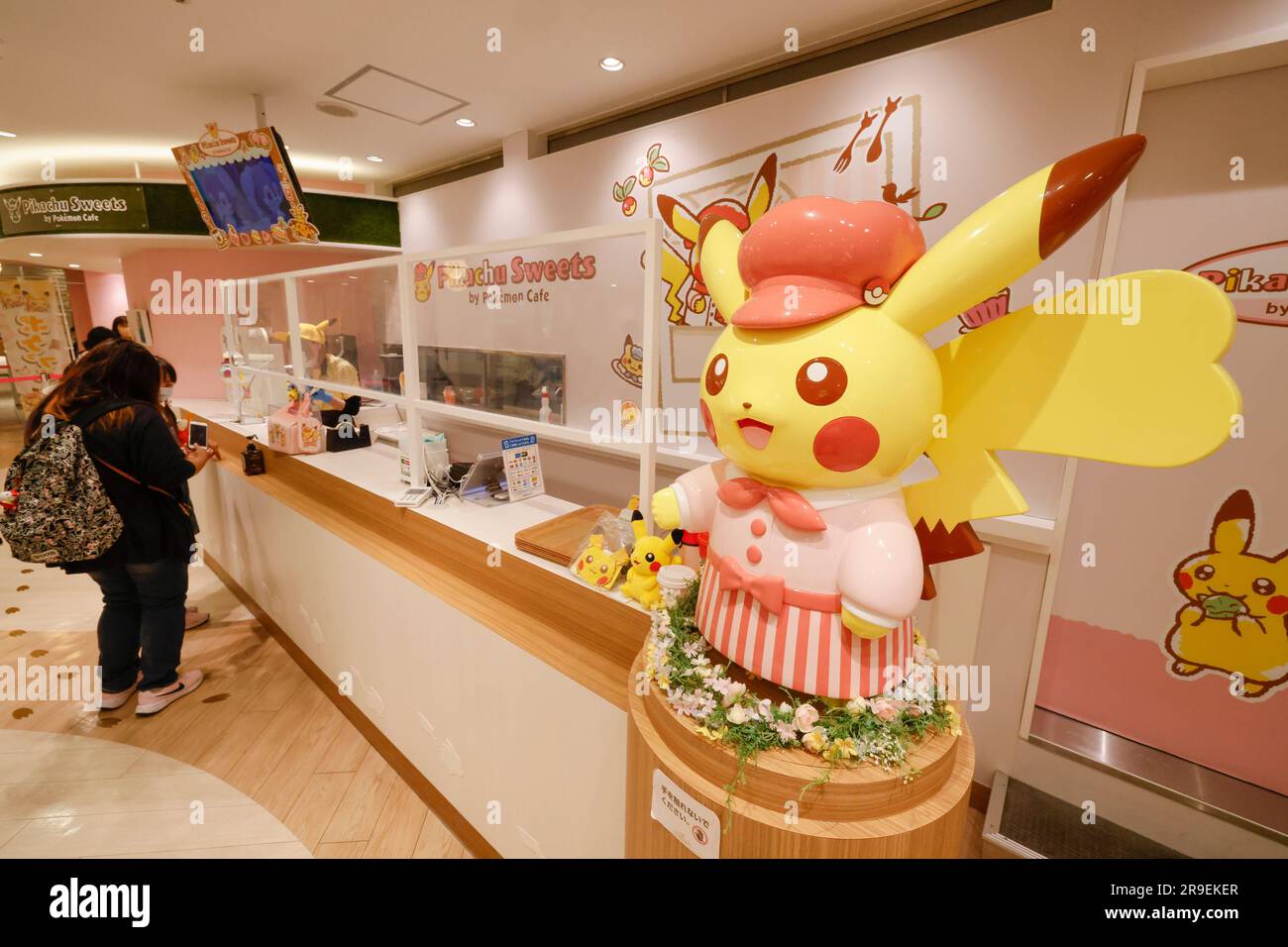 Shopping tokyo toy hi-res stock photography and images - Alamy