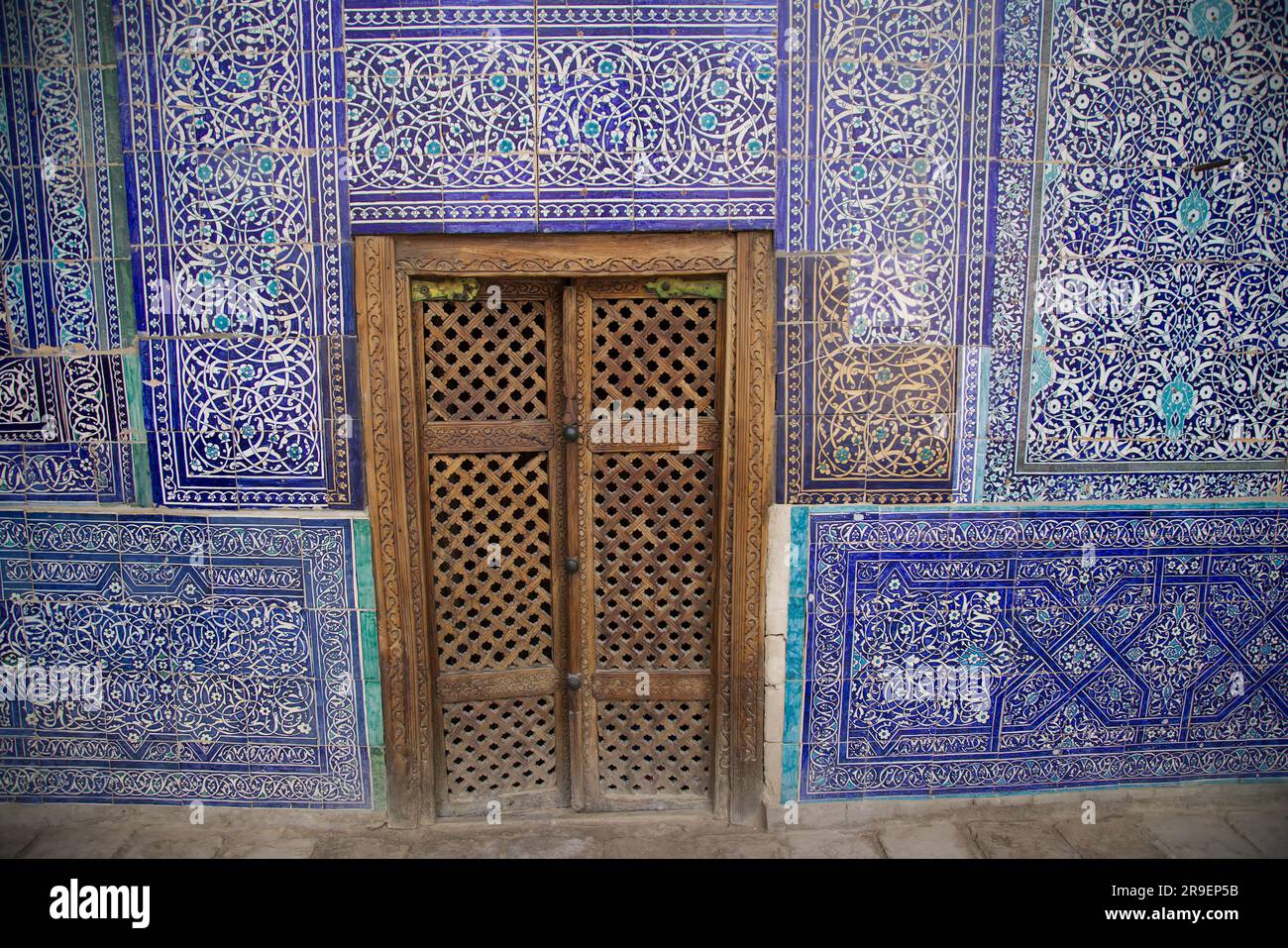 Door of the Tosh-Hovli Palace in Khiva, Uzbekistan Stock Photo - Alamy