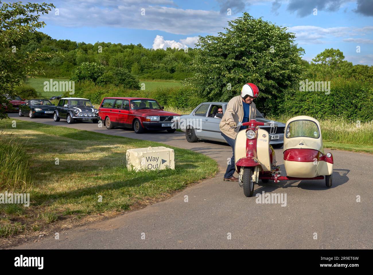 LAMBRETTA LI 150 Watsonian Bambini Sidecar Combination Rig. Holding up ...